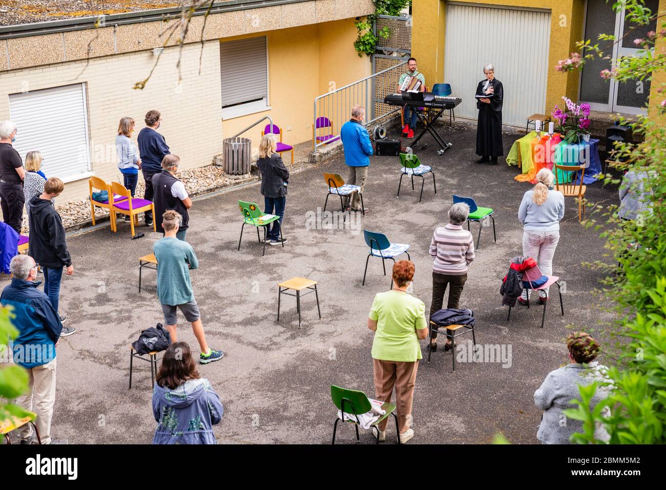 Open air church service hi-res stock photography and images - Alamy