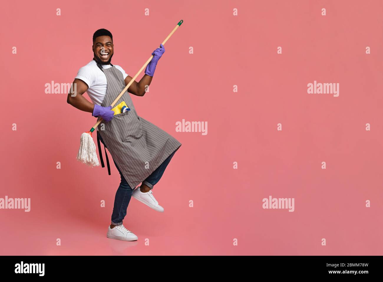 Man cleaning house black hi-res stock photography and images - Alamy