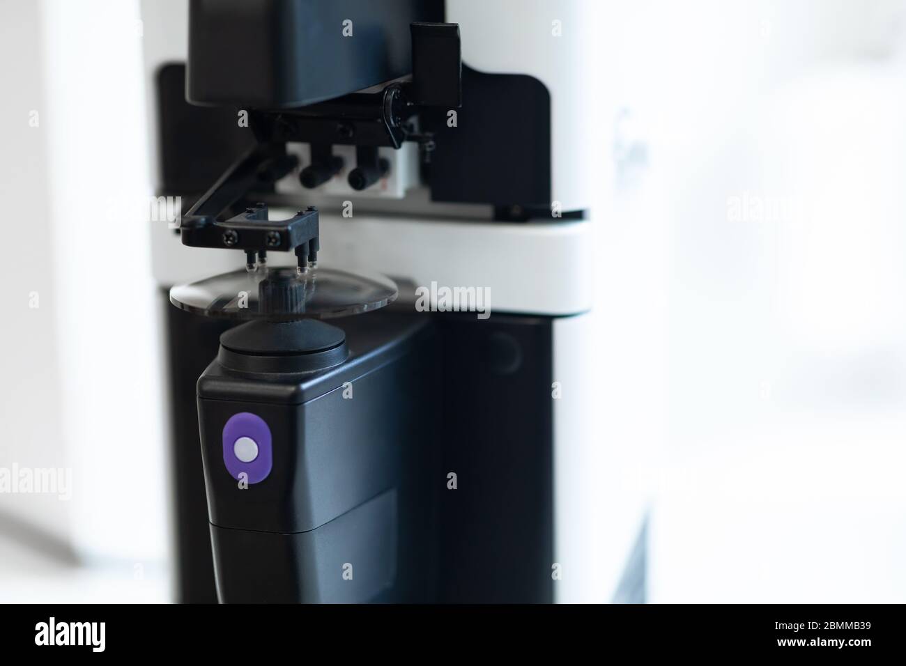 Eyeglass lens manufacturing hi-res stock photography and images - Alamy