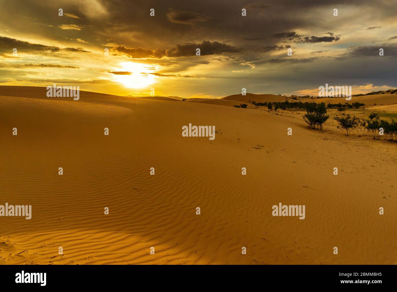 dramatic sunset in desert Stock Photo - Alamy