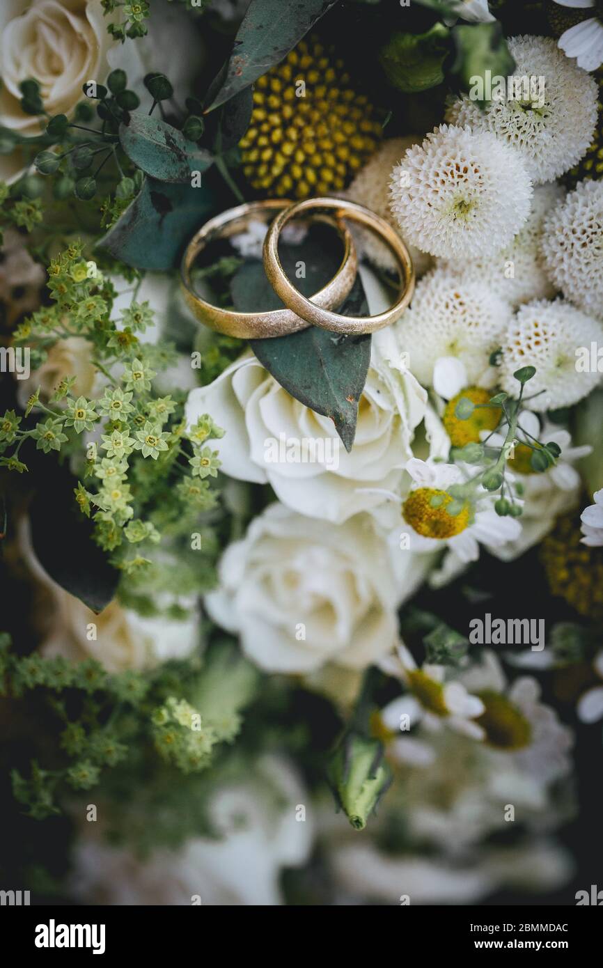 wedding rings close up Stock Photo - Alamy