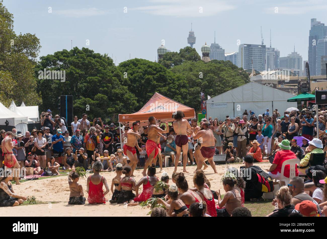 Aboriginal australian dancer australia hi-res stock photography and ...