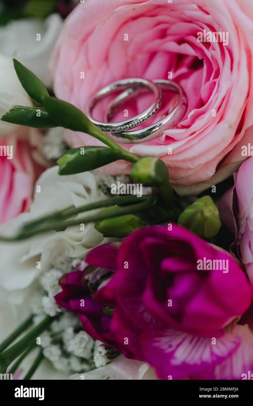wedding rings close up Stock Photo - Alamy