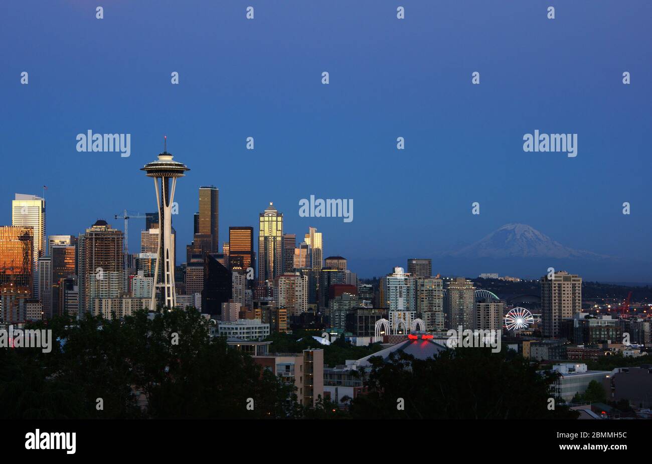 Seattle skyline rainier hi-res stock photography and images - Alamy