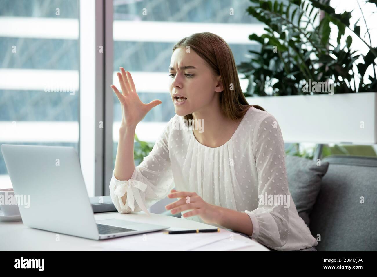 Businesswoman desk angry hi-res stock photography and images - Alamy