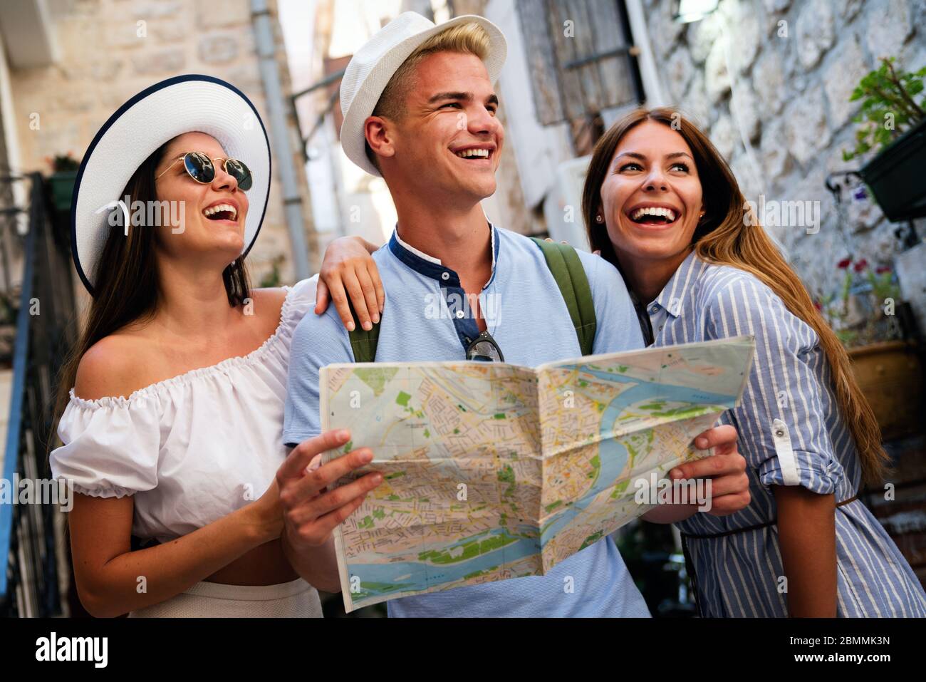 Happy traveling tourists sightseeing with map in hand Stock Photo - Alamy