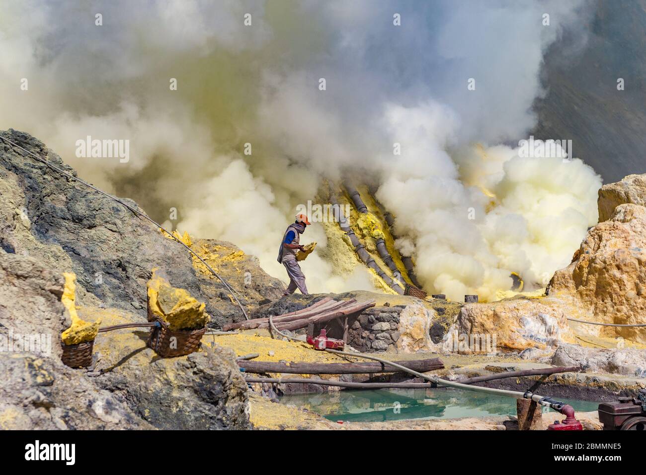 Sulfur block hi-res stock photography and images - Alamy