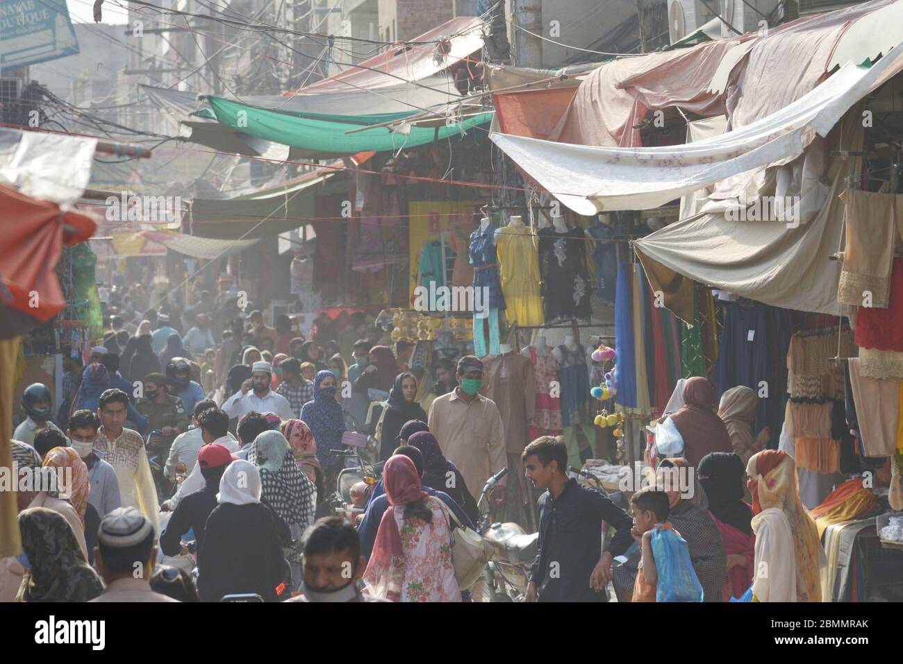 Lahore, Pakistan. 09th May, 2020. A large number of Pakistani people ...