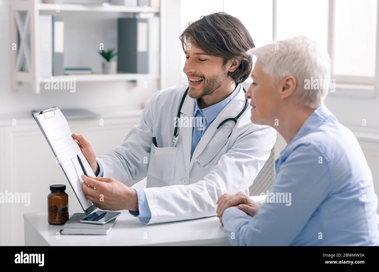 Woman analysis hi-res stock photography and images - Alamy