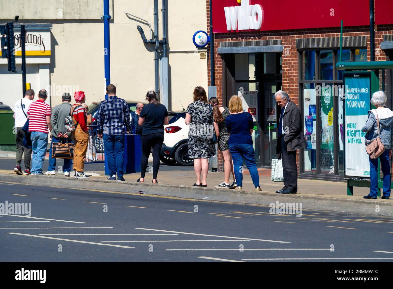 Queue of people hi-res stock photography and images - Alamy