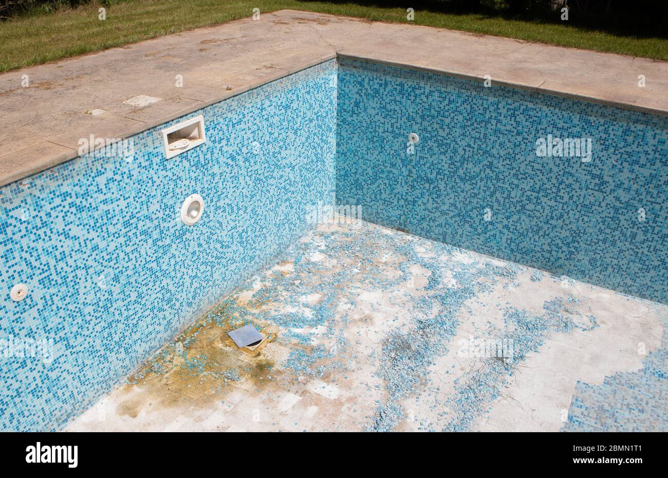 Man painting swimming pool hi-res stock photography and images - Alamy