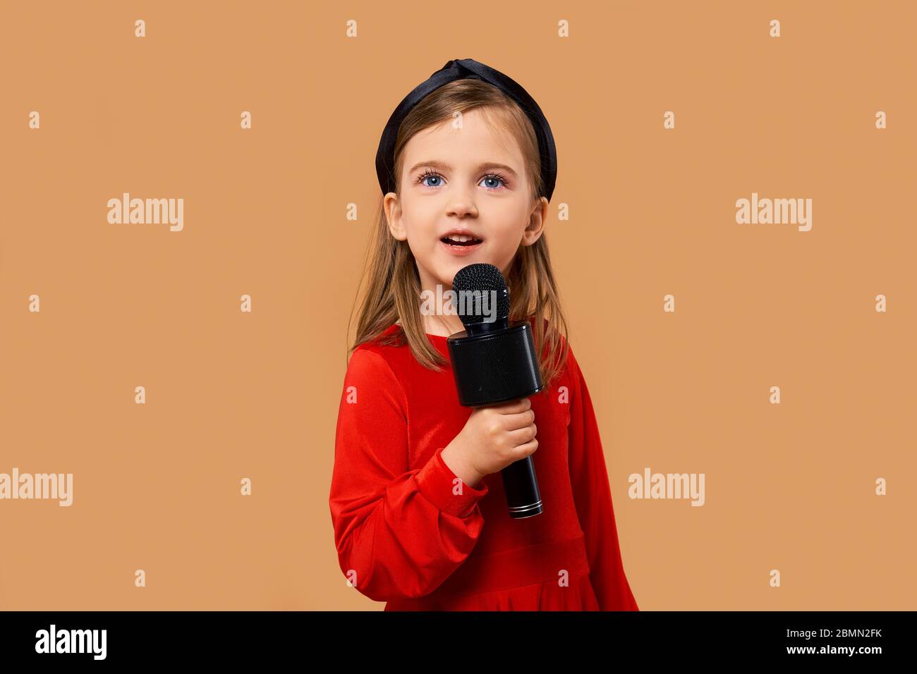 Vocal solo hi-res stock photography and images - Alamy