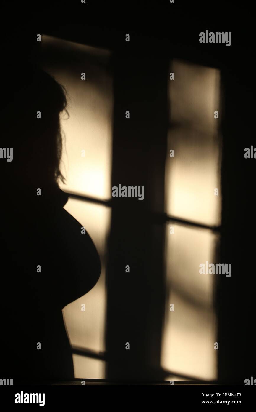 Women shadow night hi-res stock photography and images - Alamy