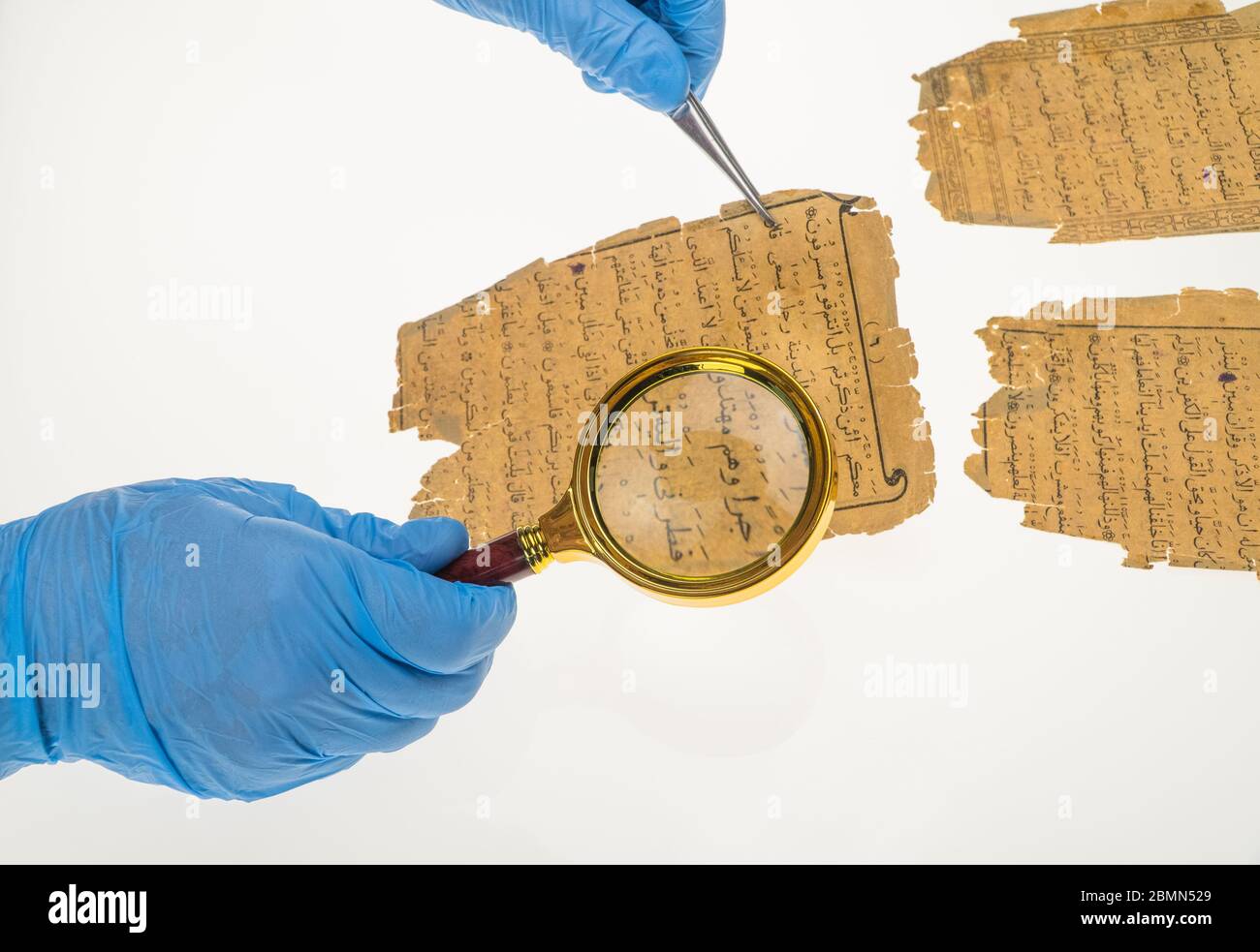 Koran ancient writing hi-res stock photography and images - Alamy
