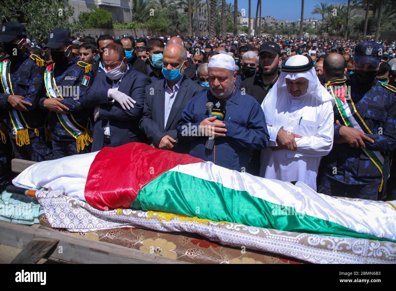 May 10, 2020: Gaza, Palestine. 10 May 2020. A large crowd or mourners ...