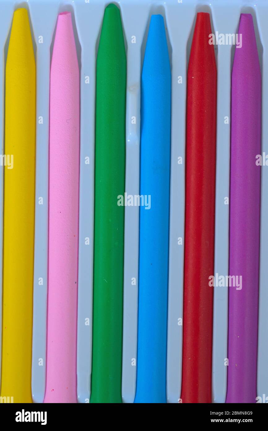 Macro details of lined up colorful wax crayons Stock Photo - Alamy