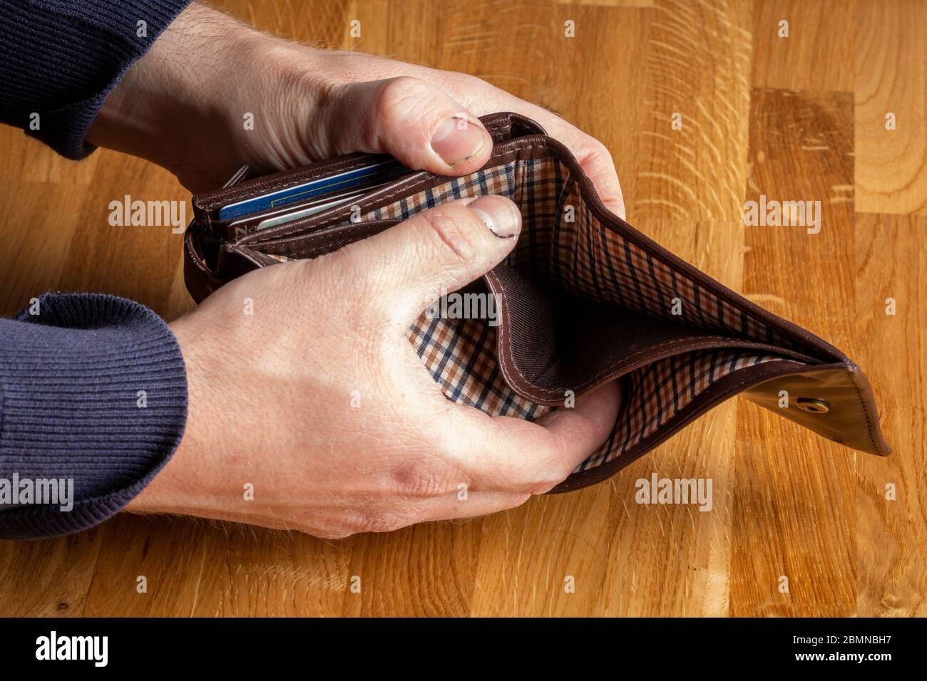 Empty wallet poverty hi-res stock photography and images - Alamy