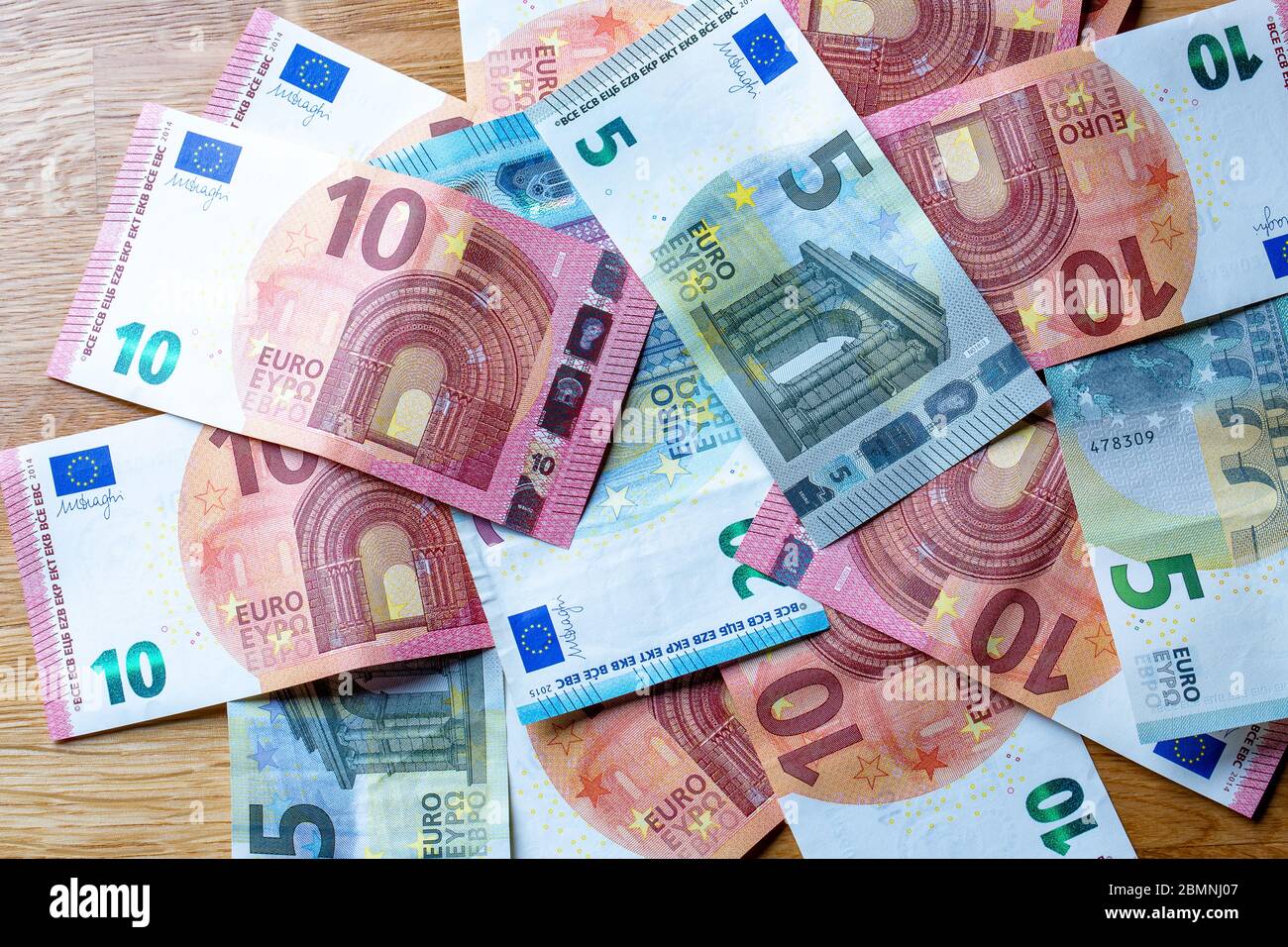 Cash flat on a table hi-res stock photography and images - Alamy