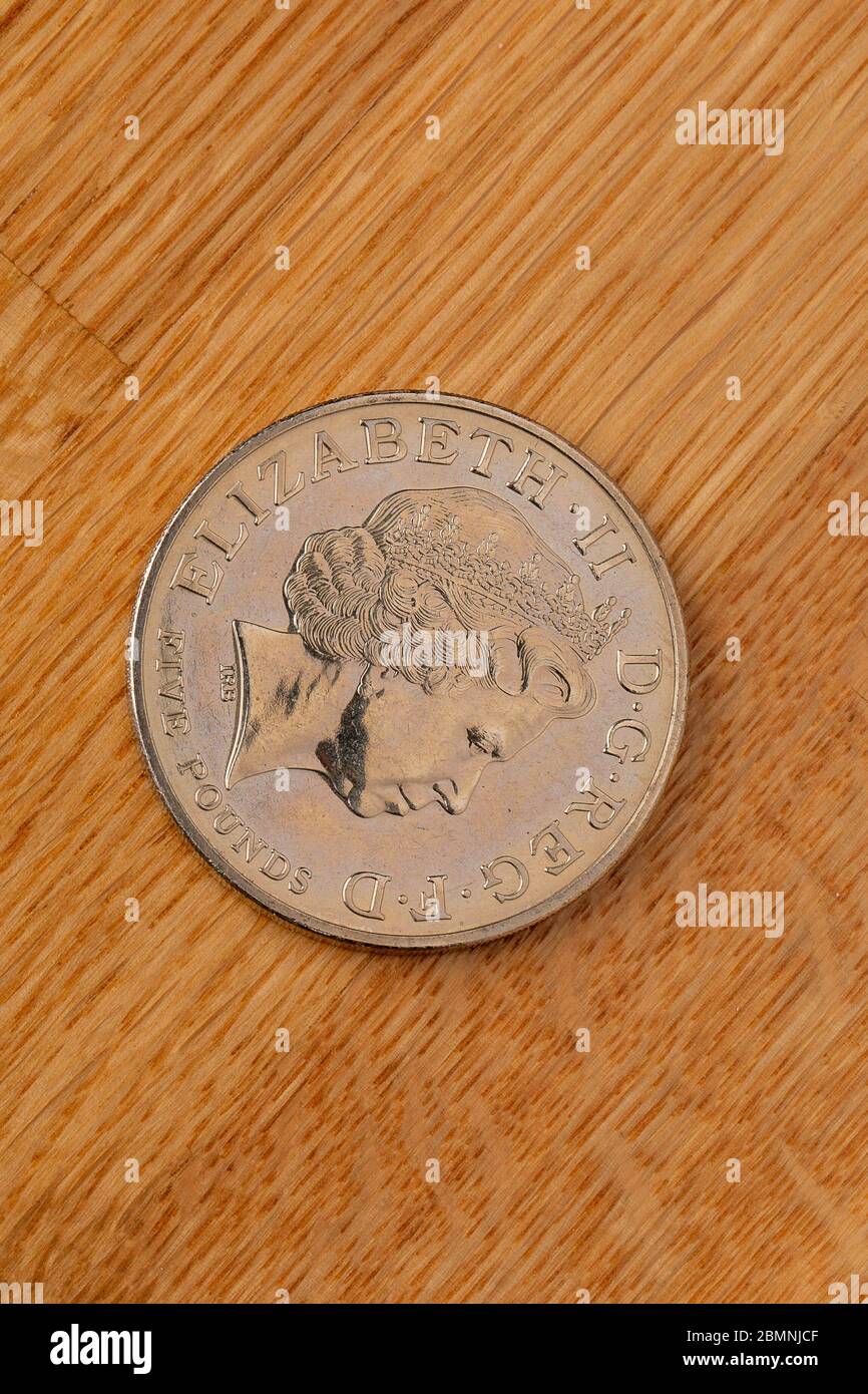 Obverse of Elizabeth II five pound coin on a oak background Stock Photo ...