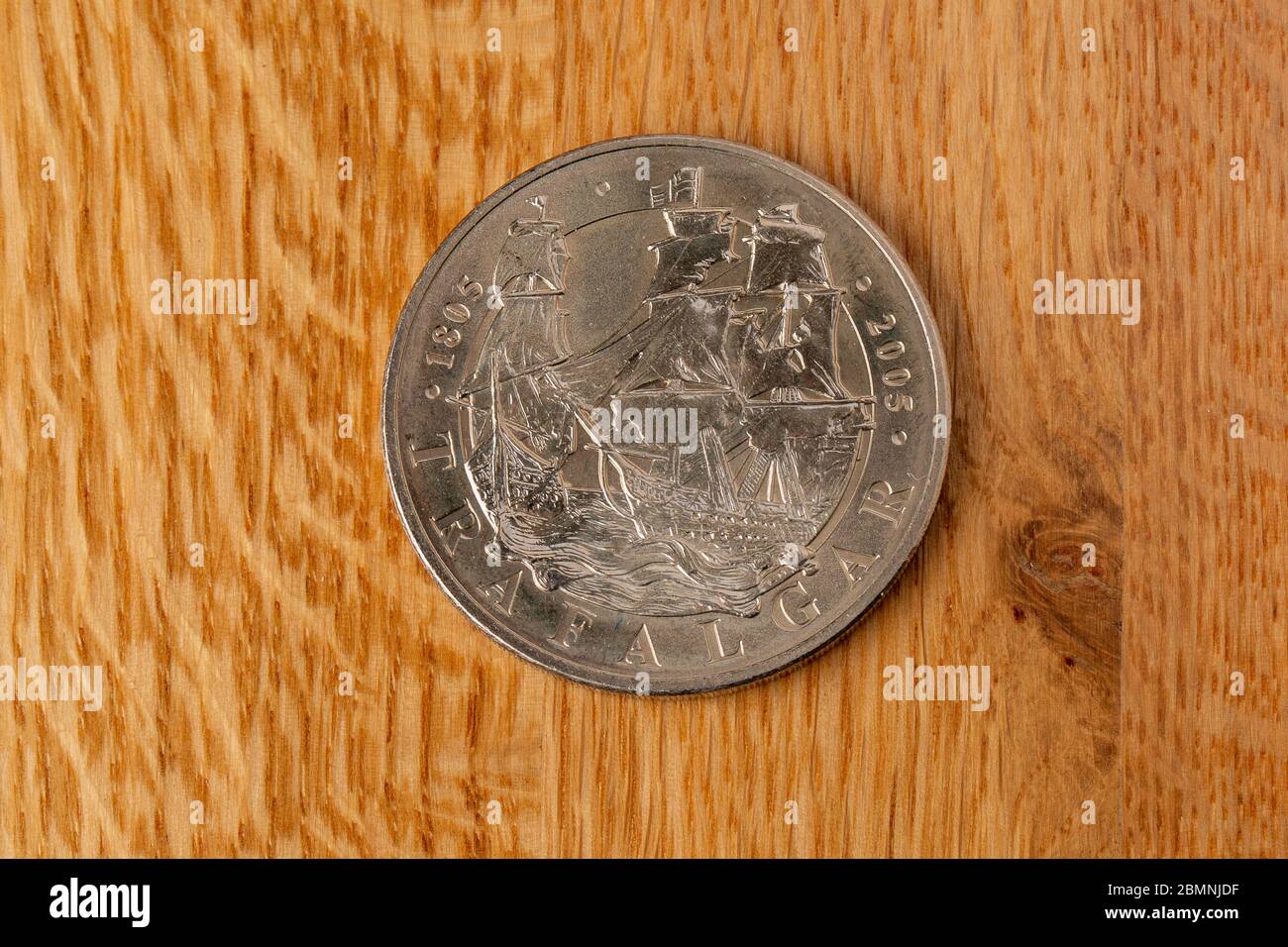 Obverse of Elizabeth II five pound coin on a oak background Stock Photo ...
