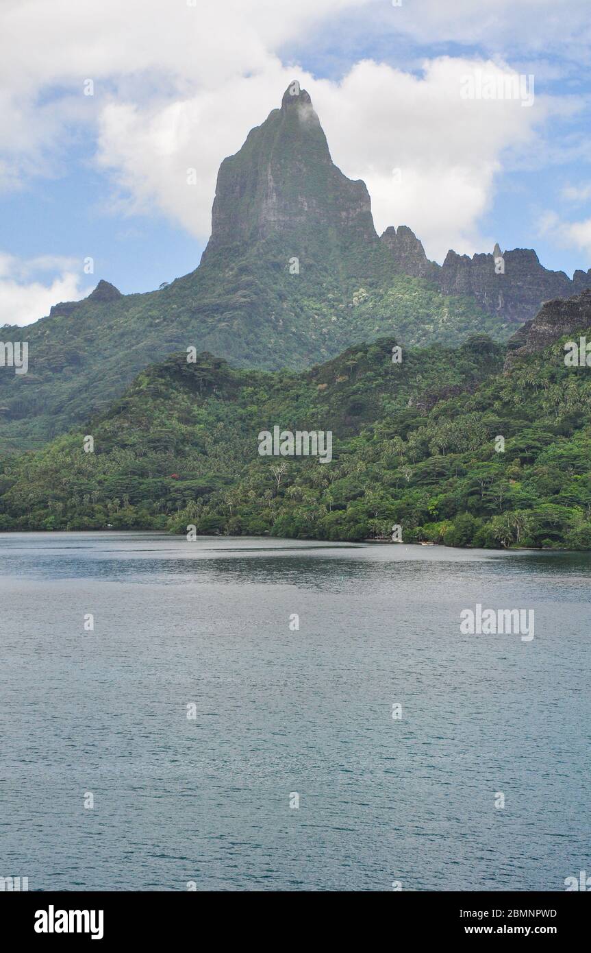 Mount Tohivea in Moorea Stock Photo - Alamy