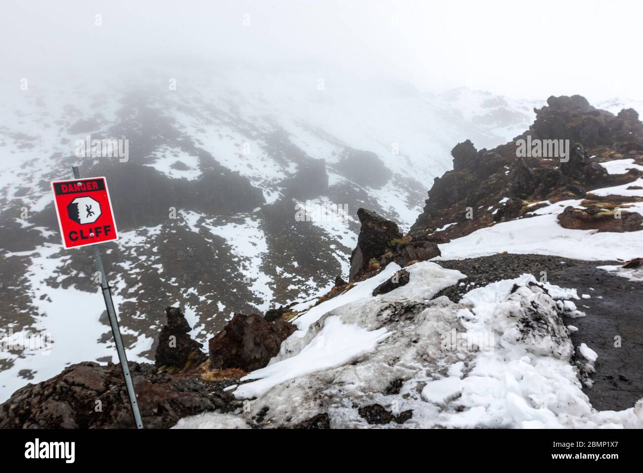 Danger cliff warning sign in mount ruapehu hi-res stock photography and ...