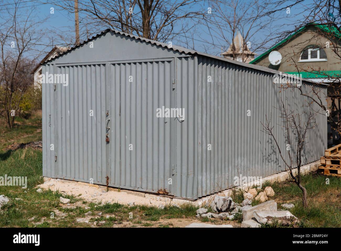 Empty car garage house hi-res stock photography and images - Alamy