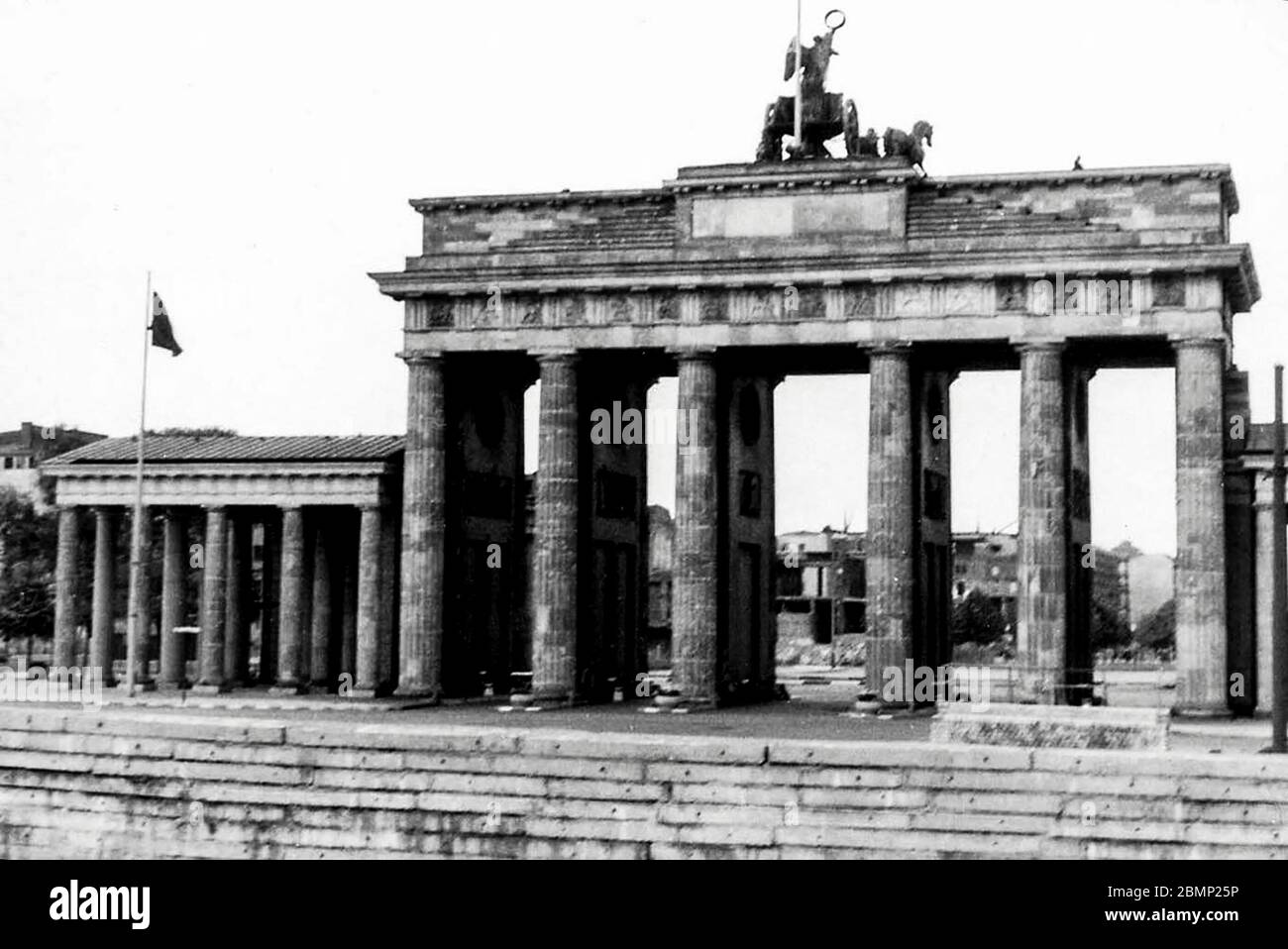Berlin wall brandenburg gate 1963 hi-res stock photography and images ...