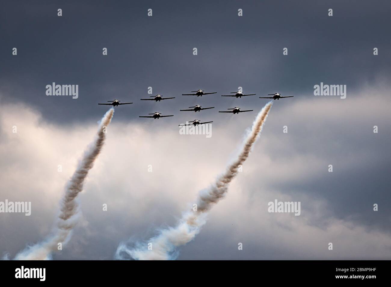RCAF Snowbirds perform aerial acrobatics over London Ontario in ...