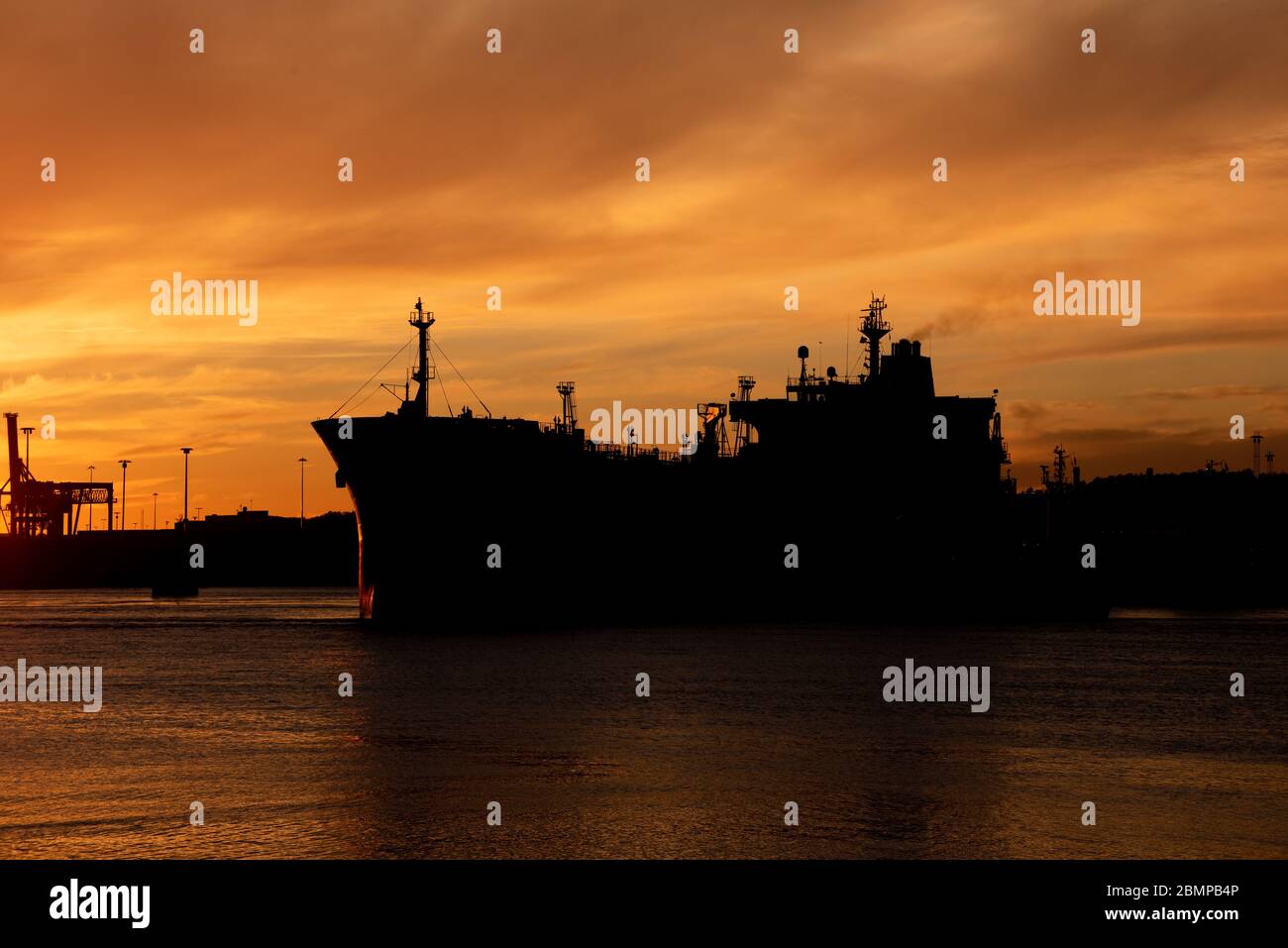 Cargo ship profile hi-res stock photography and images - Alamy