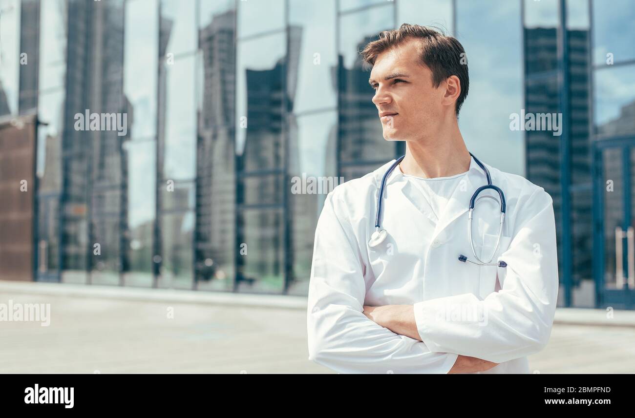 Doctor helping on street hi-res stock photography and images - Alamy