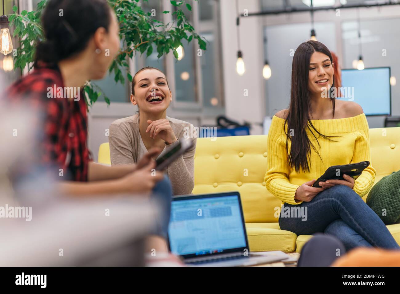 Google office employees working hi-res stock photography and images - Alamy