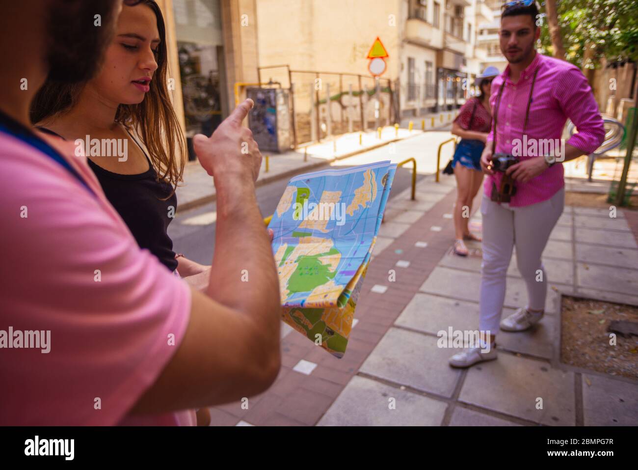 Young travelers reading a touristic map and exploring the city Stock ...
