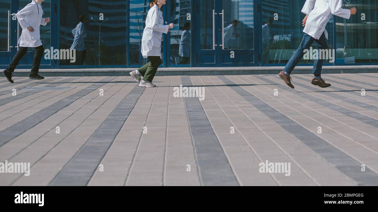 Group doctors running hi-res stock photography and images - Alamy