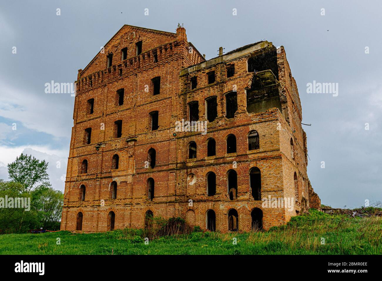Red brick factory hi-res stock photography and images - Alamy