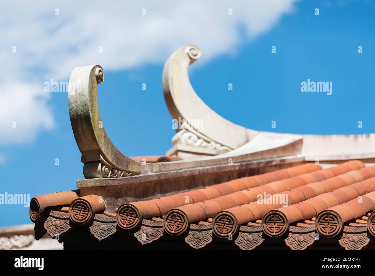 Asian roof detail. Traditional Asian roof with red tiles decoration ...