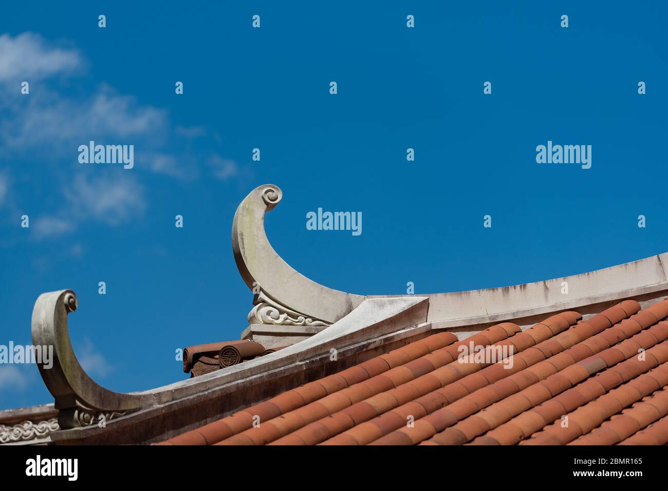 Asian roof detail. Traditional Asian roof with red tiles decoration ...