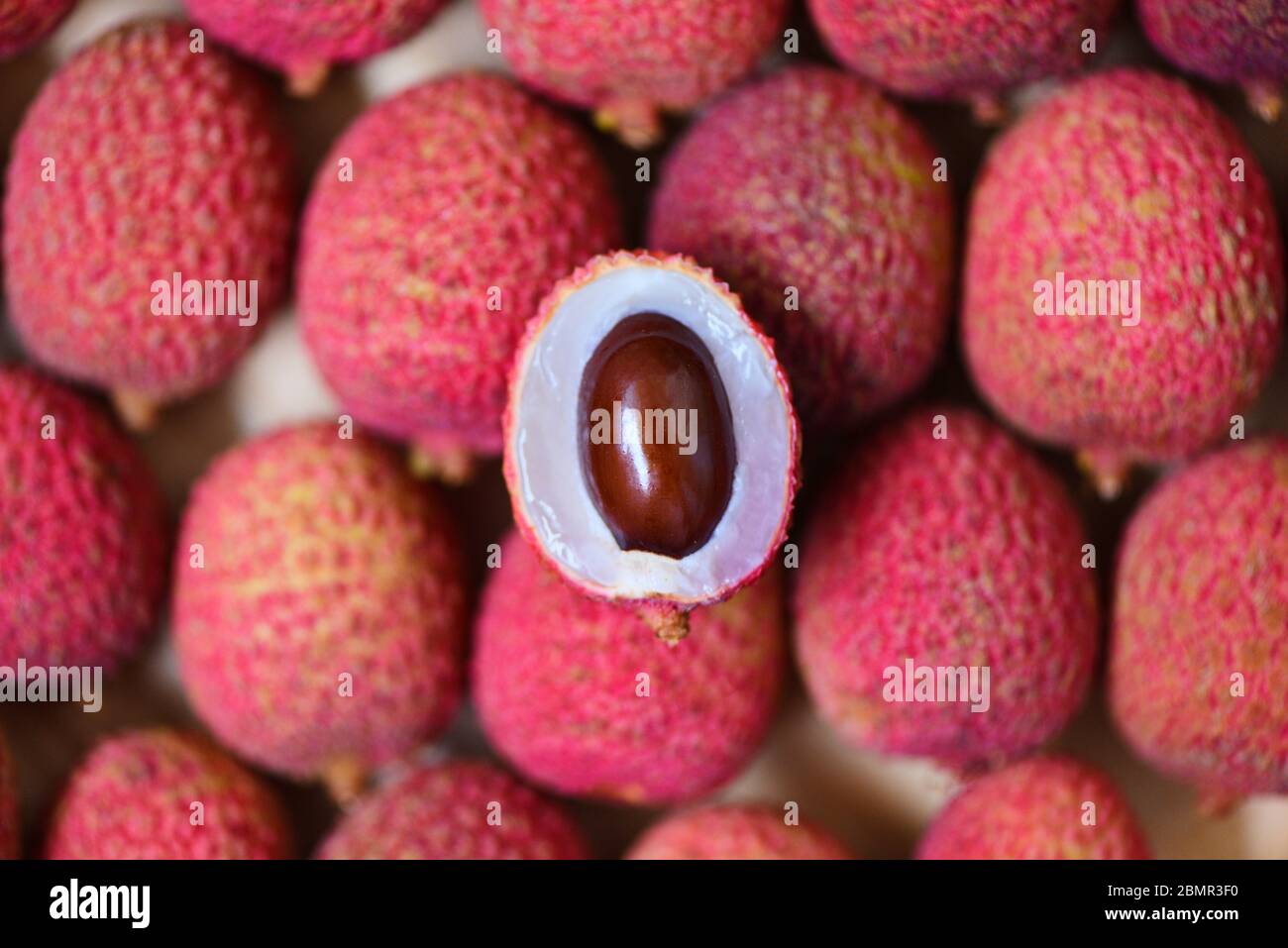 Lychee slice peeled texture background top view / Fresh lychee harvest ...