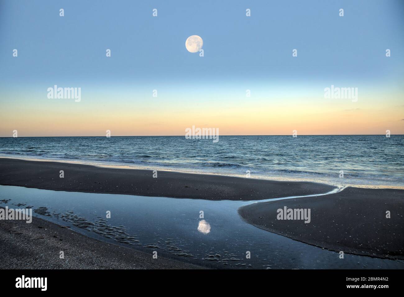 Full moonset hi-res stock photography and images - Alamy