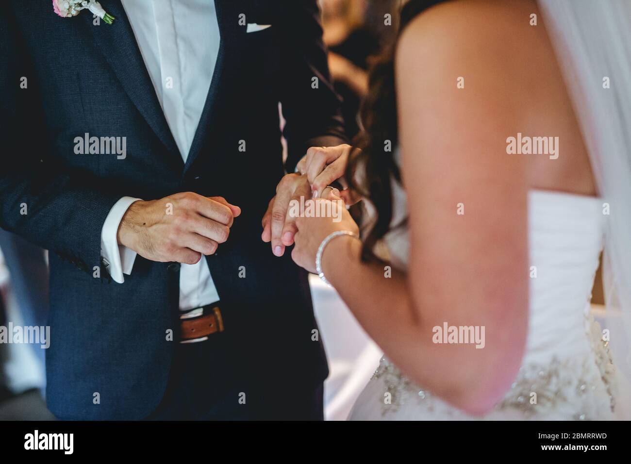 Bride and groom exchanging rings Stock Photo - Alamy