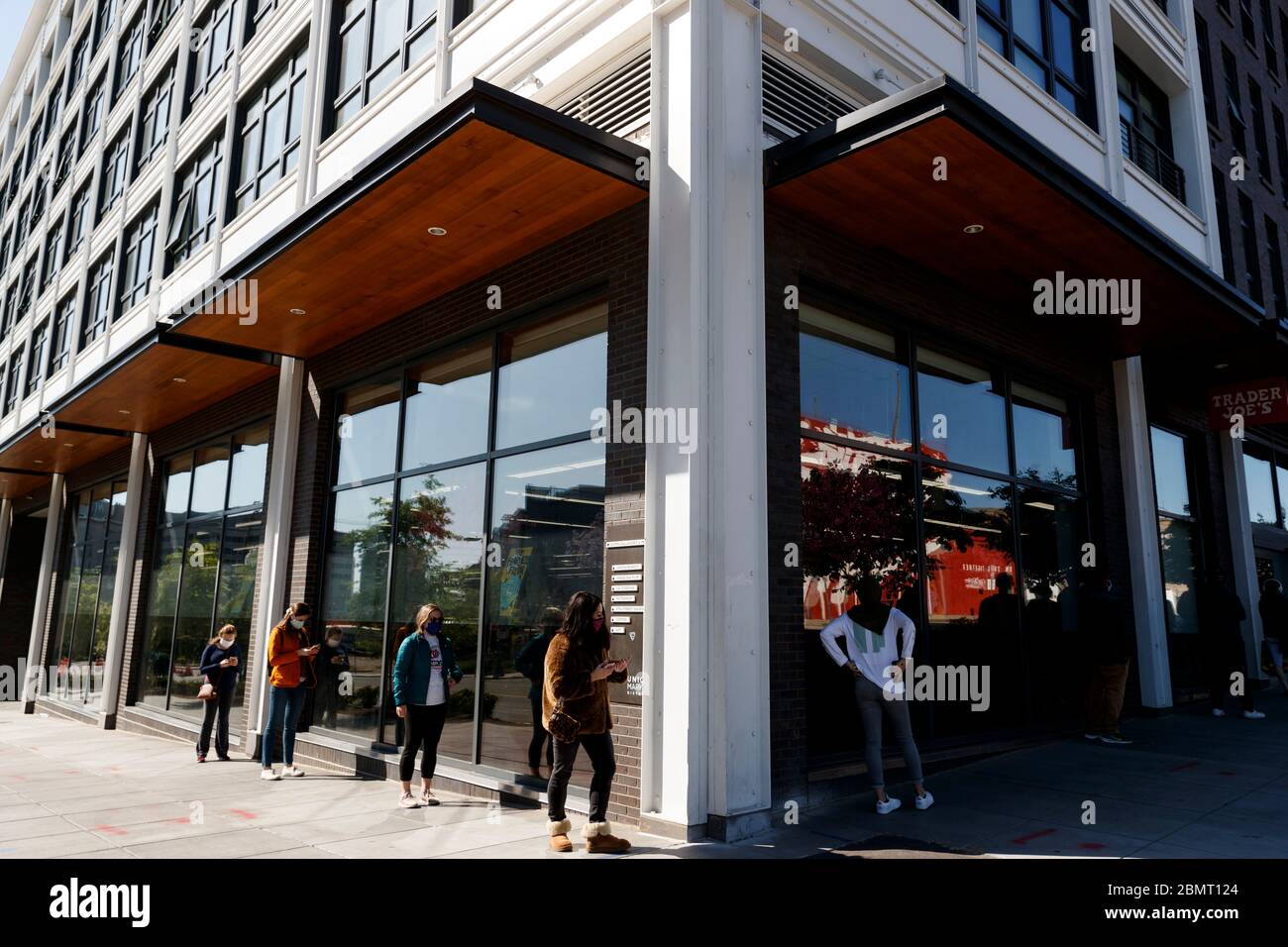 People wait outside grocery store hi-res stock photography and images ...
