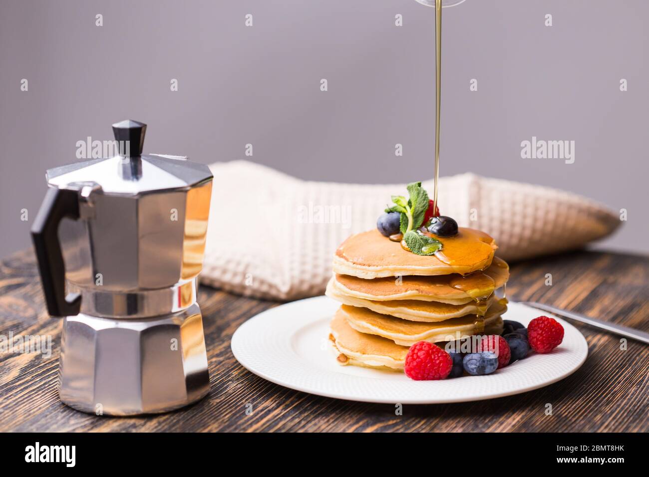 Close-up of pouring maple syrup on stack of pancakes Stock Photo - Alamy