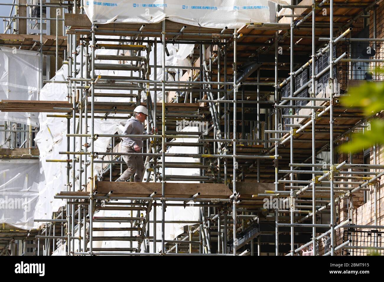 Builders workmen building construction site hi-res stock photography ...