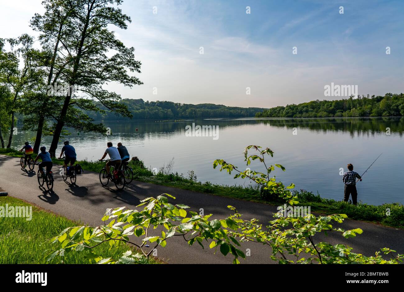 Cycling on the river Ruhr, lakeside path at Lake Baldeney in Essen, NRW ...