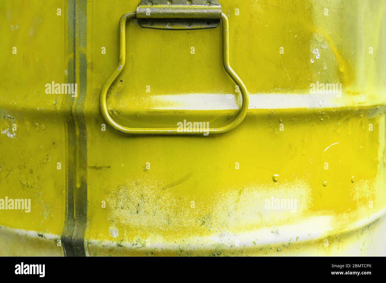 Yellow color can. Metal can with yellow paint drips Stock Photo - Alamy