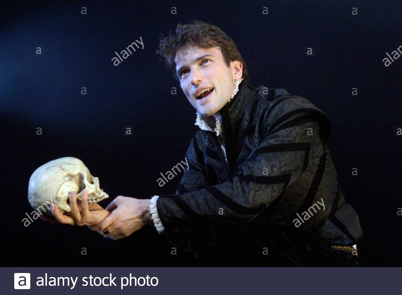 Shakespeare Hamlet Skull High Resolution Stock Photography and Images ...