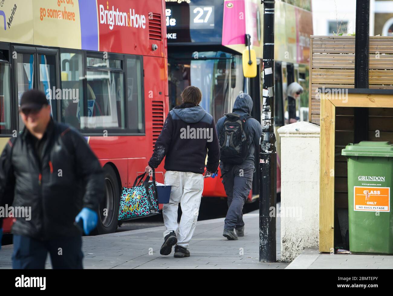 Catching a bus hi-res stock photography and images - Alamy