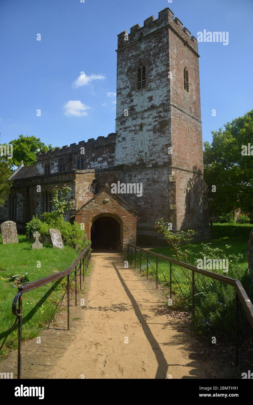 St Giles Church in the north Oxfordshire village of Wigginton Stock ...
