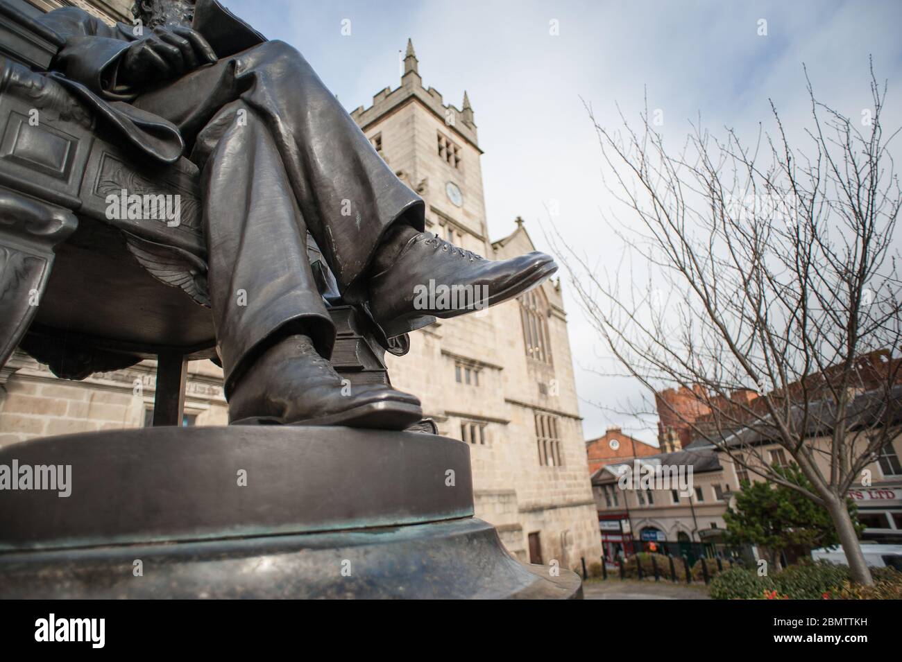 Charles Darwin statue at Shrewsbury library Stock Photo - Alamy