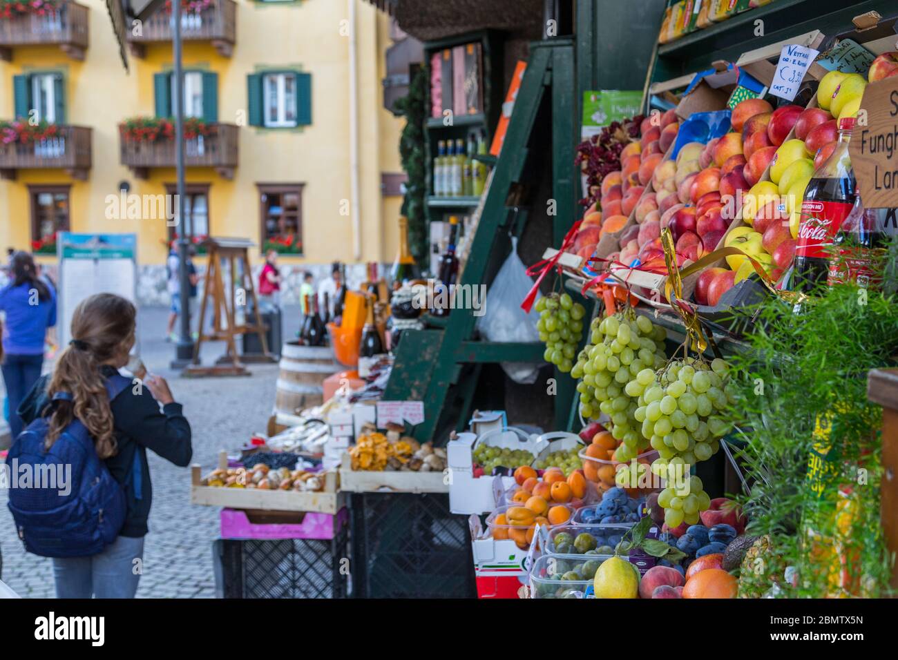 Fruit stall countryside italy hi-res stock photography and images - Alamy